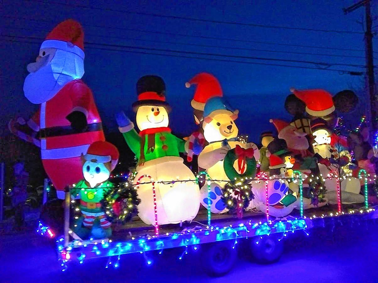 Love a night parade! This float got everyone in the holiday spirit ...